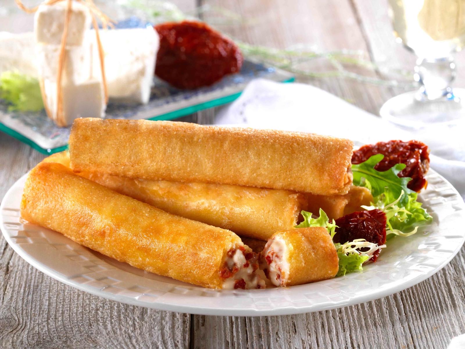 ΦΛΟΓΕΡΑ ΜΕ ΛΙΑΣΤΗ ΤΟΜΑΤΑ ΚΑΙ ΦΕΤΑ ΜΕ ΧΕΙΡΟΠΟΙΗΤΟ ΤΡΑΓΑΝΟ ΦΥΛΛΟ | INTERFOOD