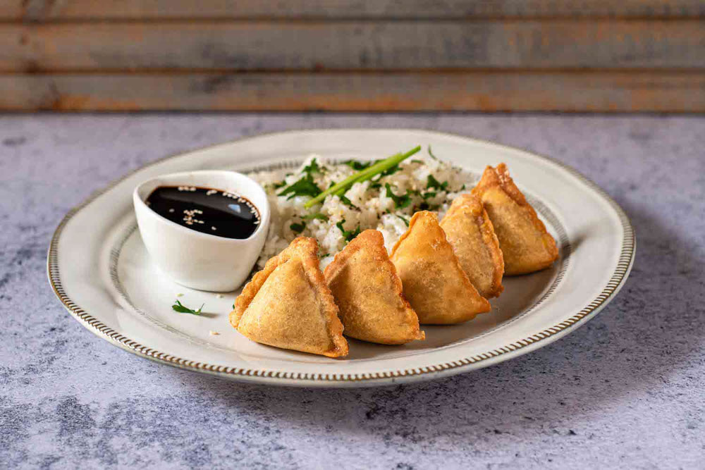 SAMOSA ΜΕ ΦΡΑΣΚΑ ΛΑΧΑΝΙΚΑ ΚΑΙ ΚΑΡΥ VEGAN | INTERFOOD